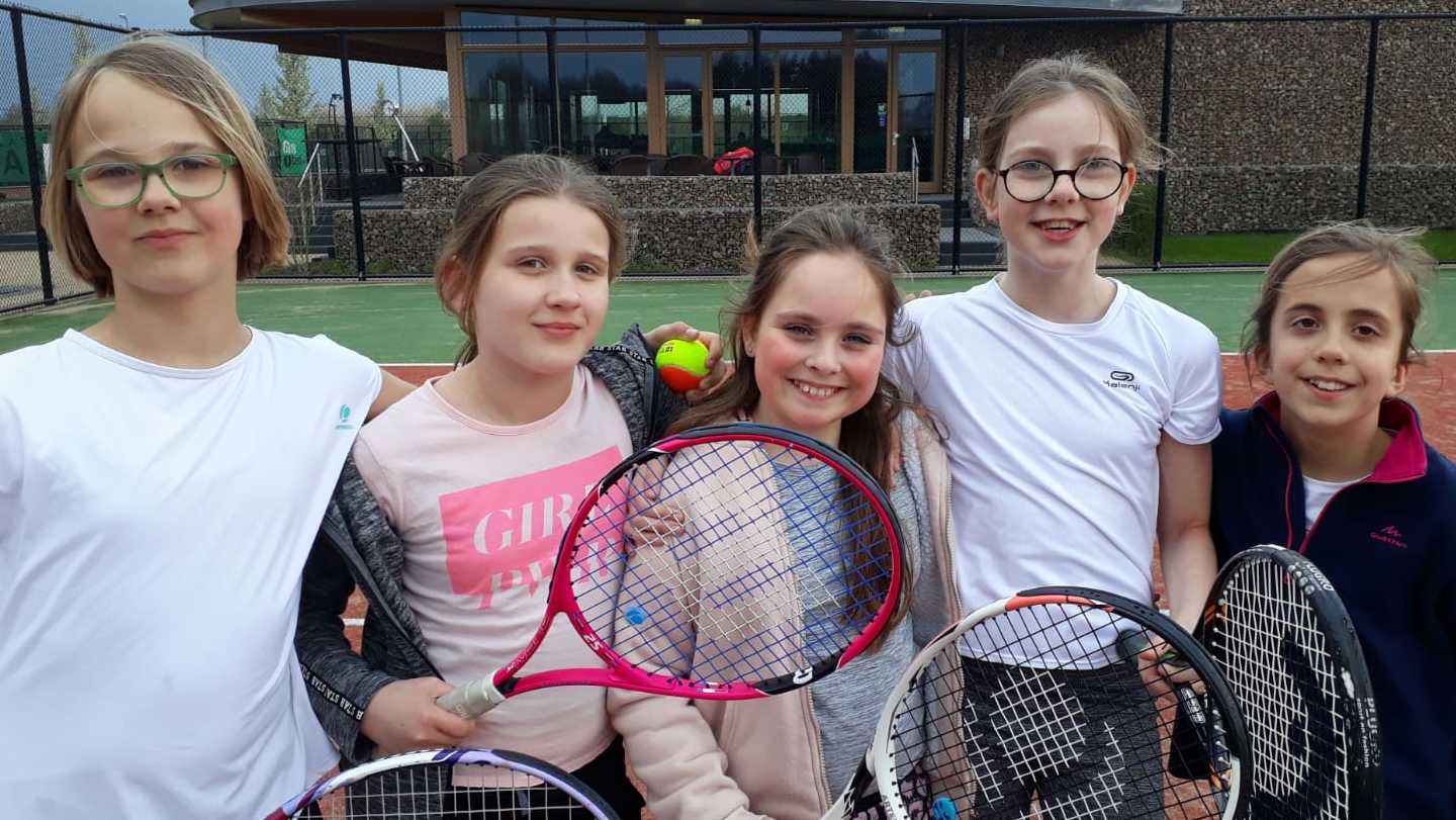 TC Gilze - Veel tennis en padel voor de jeugd bij TC Gilze